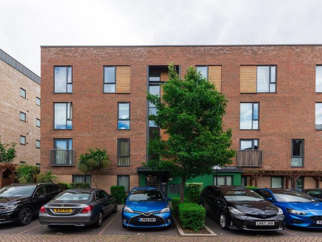 Apartment at Chequers Close, Greater London