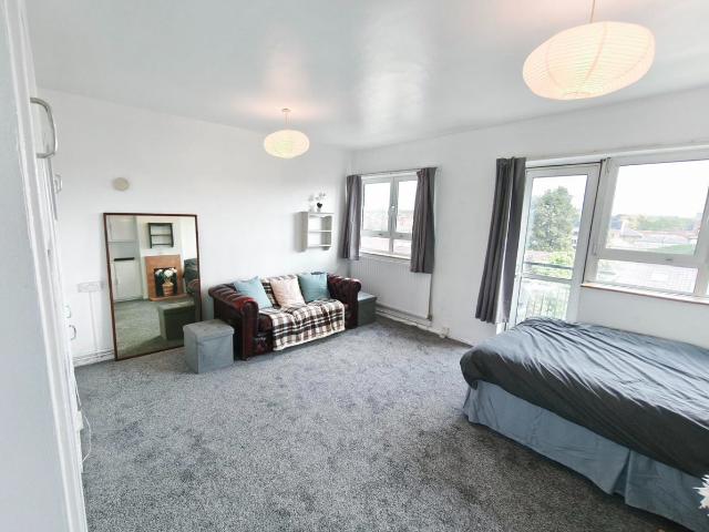 Apartment at Chetwode Road, Greater London