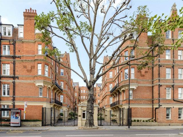 Apartment at Cheyne Court, Greater London