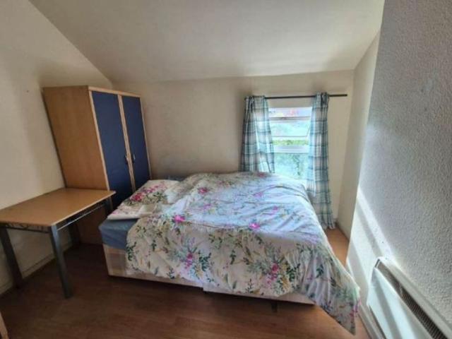 Apartment at Chichele Road, Greater London