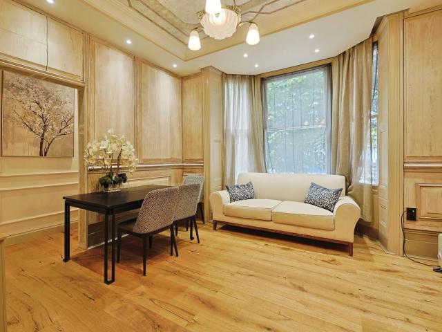 Apartment at Chiswick High Road, Greater London