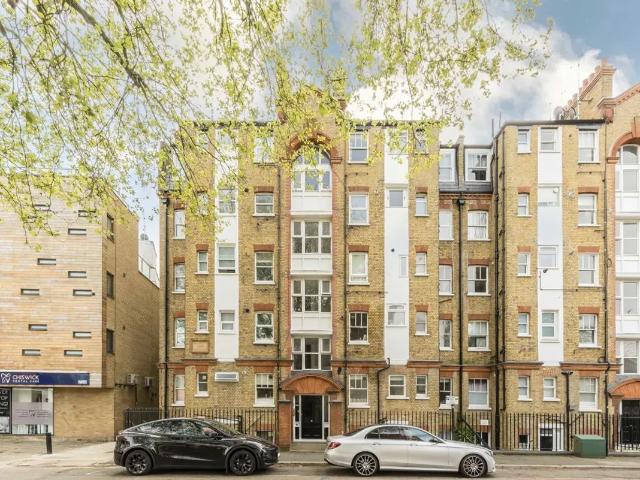 Apartment at Chiswick Road, Greater London