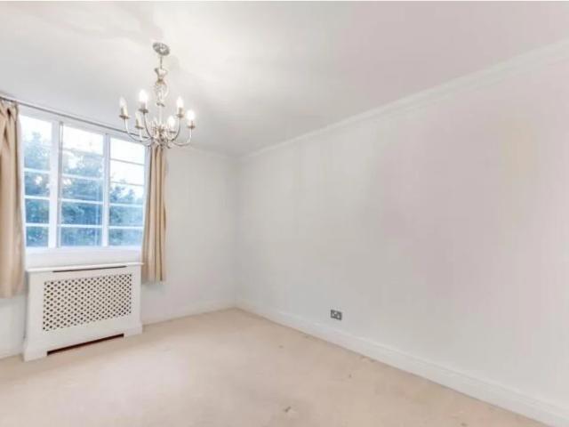 Apartment at Cholmeley Park, Greater London