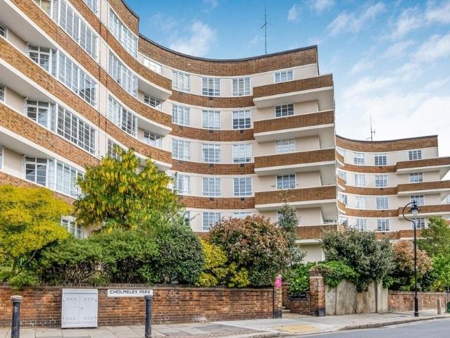 Apartment at Cholmeley Park, Greater London
