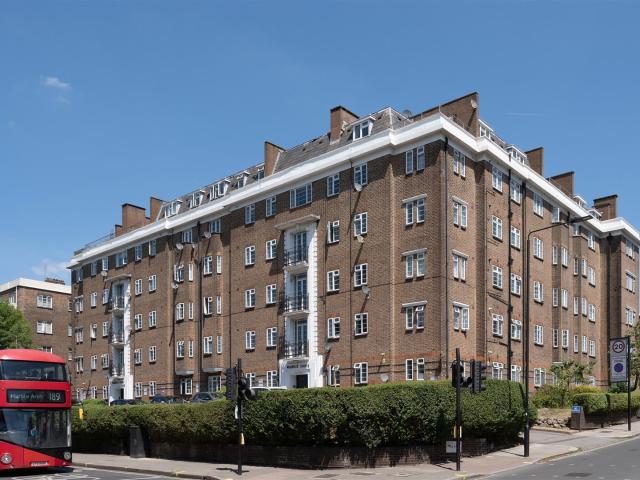 Apartment at Christchurch Avenue, Greater London