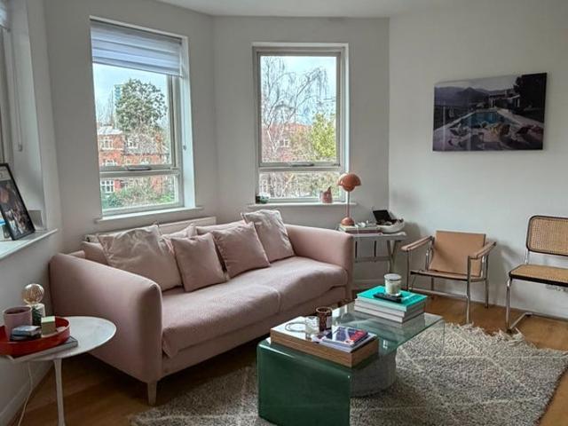 Apartment at Christchurch Avenue, Greater London
