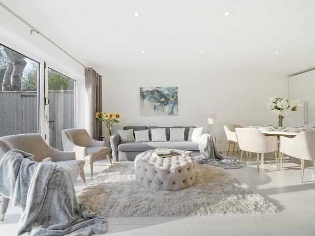 Apartment at Christchurch Avenue, Greater London