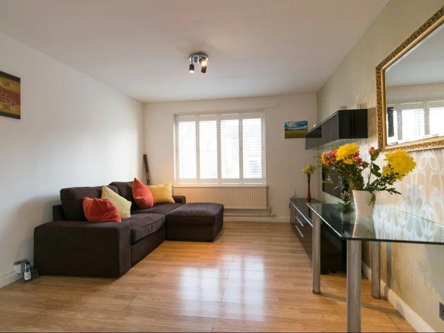 Apartment at Chatsworth Road, Greater London