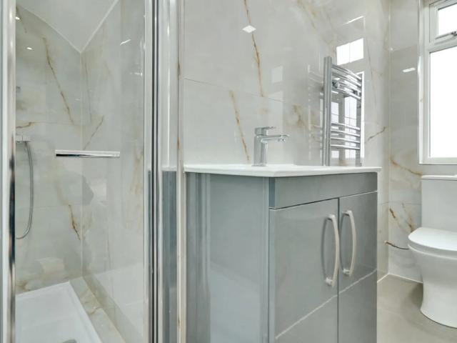 Apartment at Christchurch Avenue, Greater London