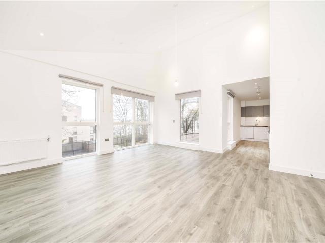 Apartment at Christchurch Avenue, Greater London