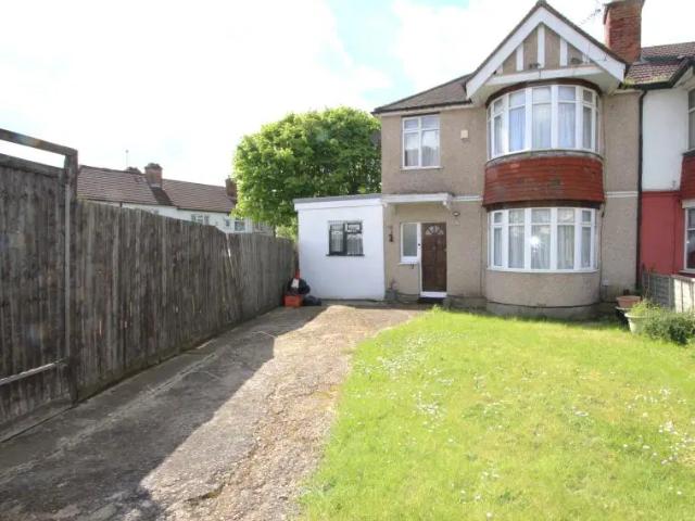 Apartment at Christchurch Avenue, Greater London