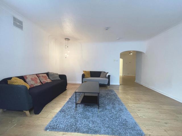 Apartment at Christchurch Avenue, Greater London