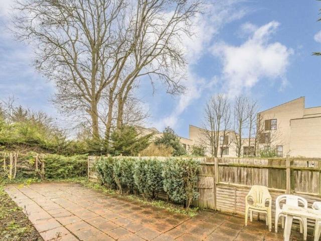 Apartment at Christchurch Avenue, Greater London