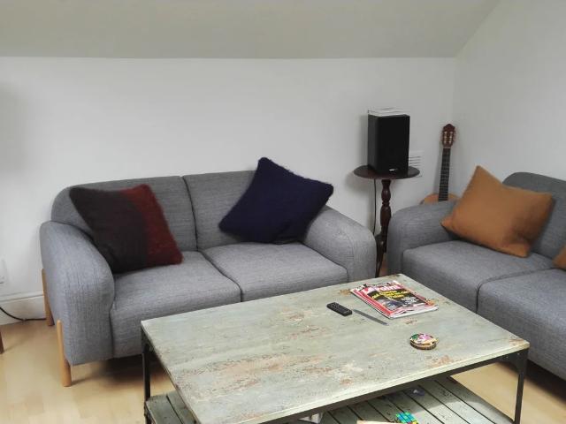 Apartment at Christchurch Avenue, Greater London