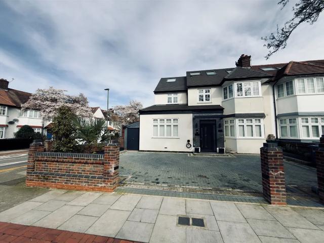 Apartment at Claigmar Gardens, Greater London