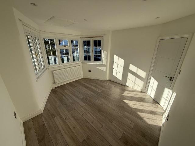 Apartment at Claigmar Gardens, Greater London