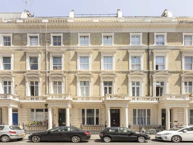 Apartment at Clanricarde Gardens, Greater London
