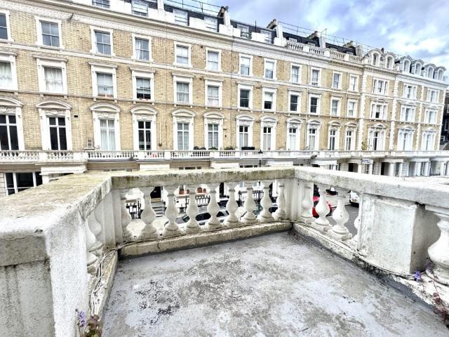 Apartment at Clanricarde Gardens, Greater London