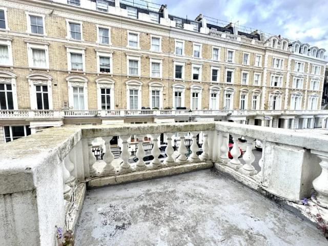 Apartment at Clanricarde Gardens, Greater London