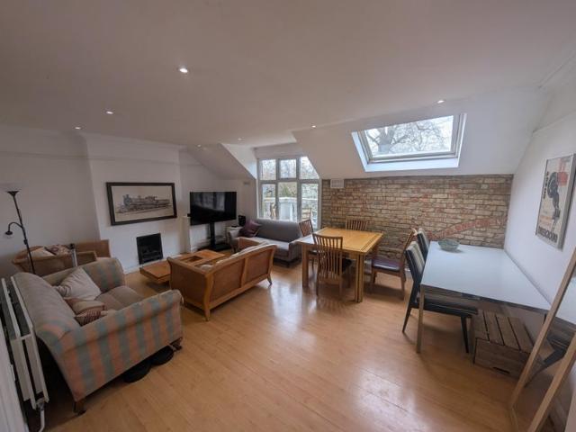 Apartment at Clapham Common West Side, Greater London