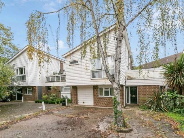 Apartment at Clarence Crescent, Greater London