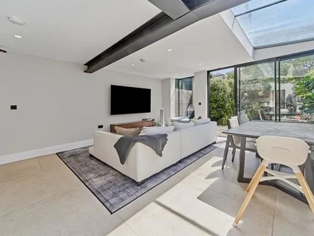 Apartment at Clarence Avenue, Greater London