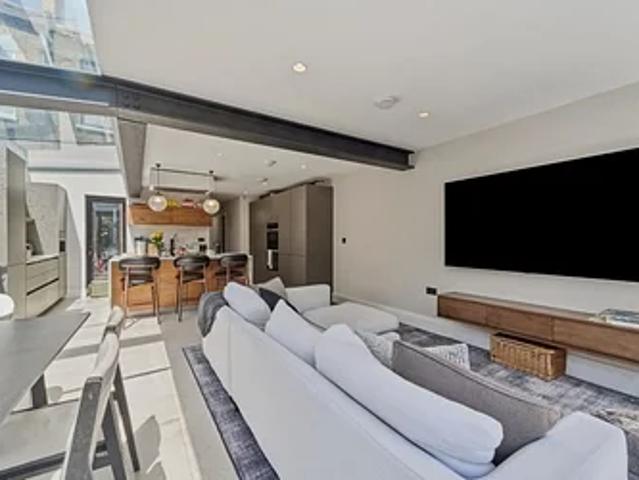 Apartment at Clarence Avenue, Greater London