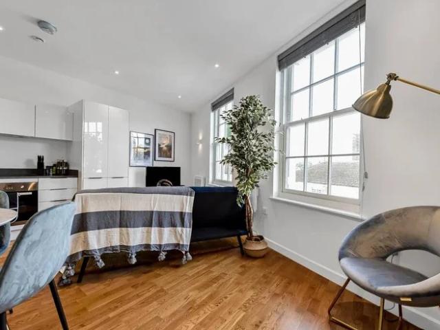 Apartment at Clarence Street, Borough of Spelthorne