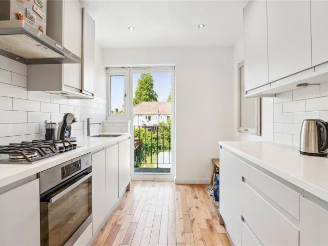 Apartment at Clarendon Crescent, Greater London