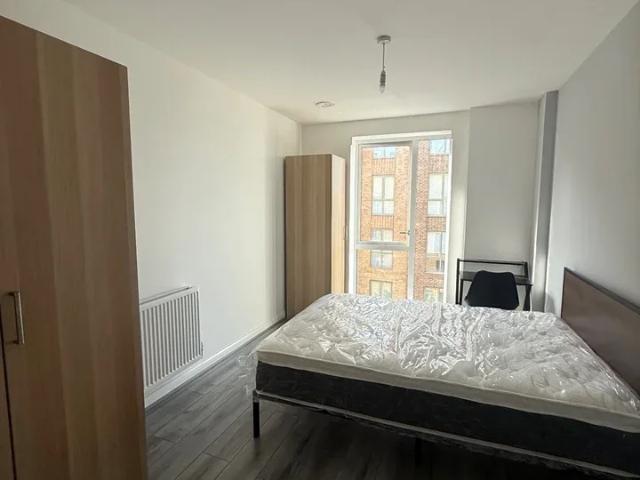 Room at Claude Avanue, Greater London