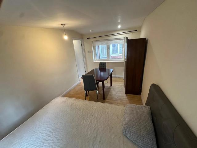 Apartment at Clayponds Avenue, Greater London