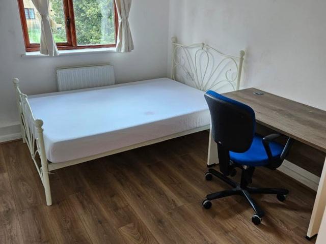 Apartment at Cleeve Way, Greater London