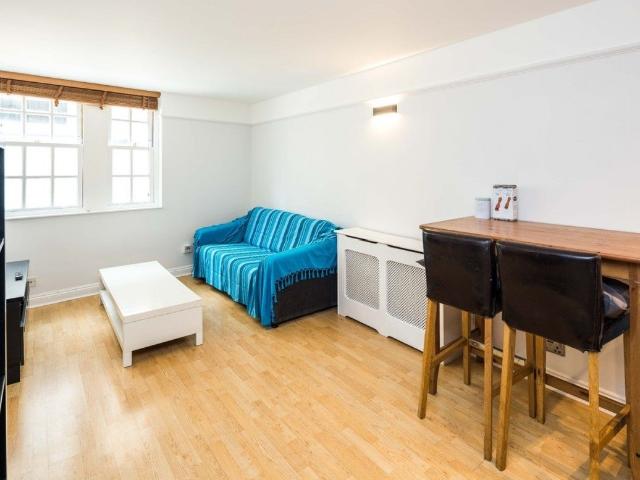 Apartment at Cleveland Grove, Greater London