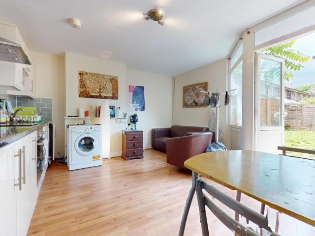 Apartment at Cleveland Way, Greater London