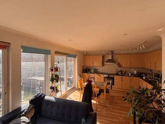 Apartment at Cleveland Way, Greater London