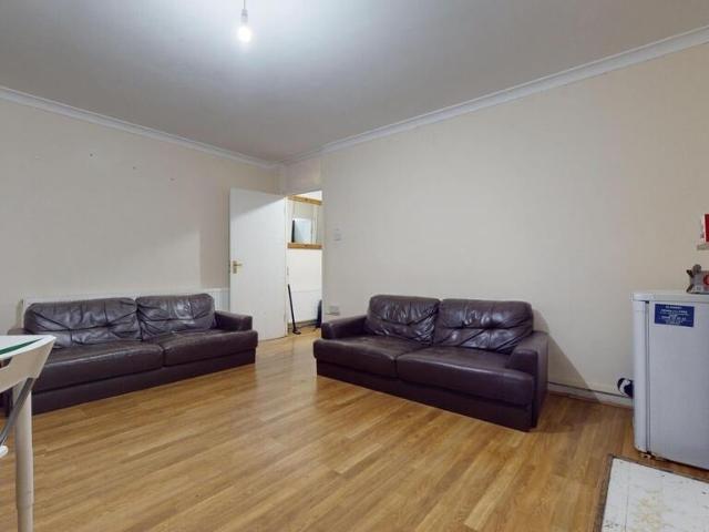 Apartment at Cleveland Way, Greater London