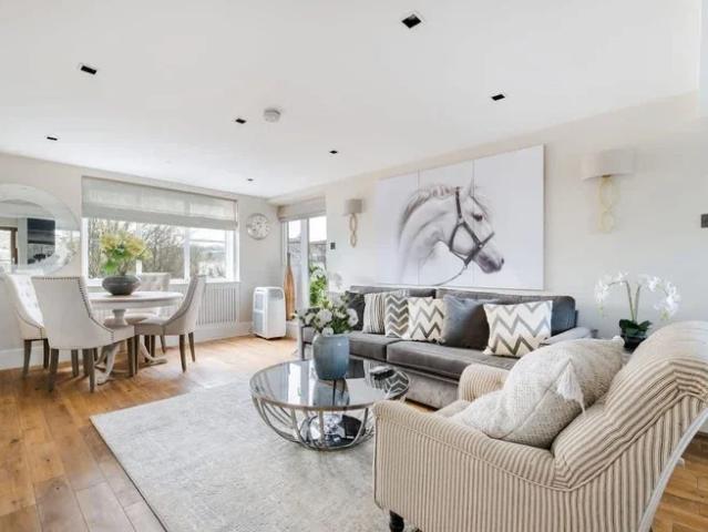 Apartment at Clifton Gardens, City of Westminster