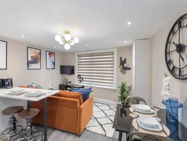Apartment at Clifton Rise, Greater London