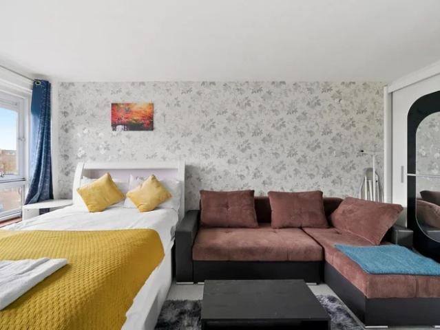 Apartment at Clock View Crescent, Greater London