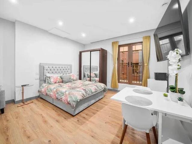 Apartment at Cranbrook Road, Greater London