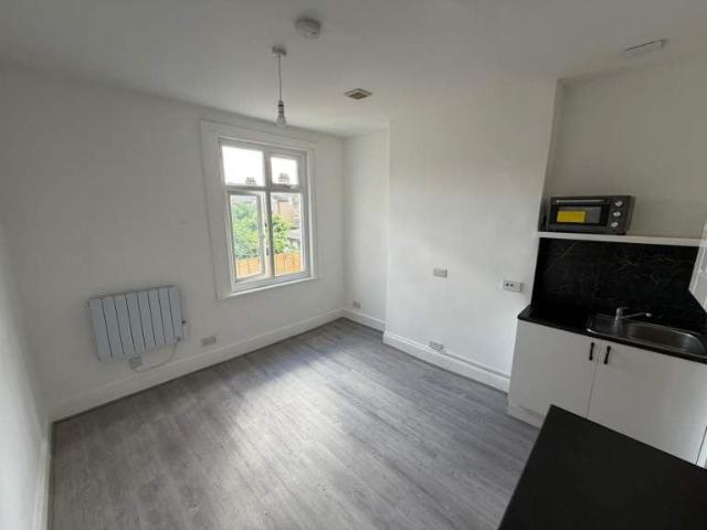 Apartment at Cranleigh Road, Greater London