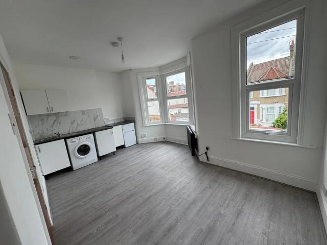 Apartment at Cranleigh Road, Greater London