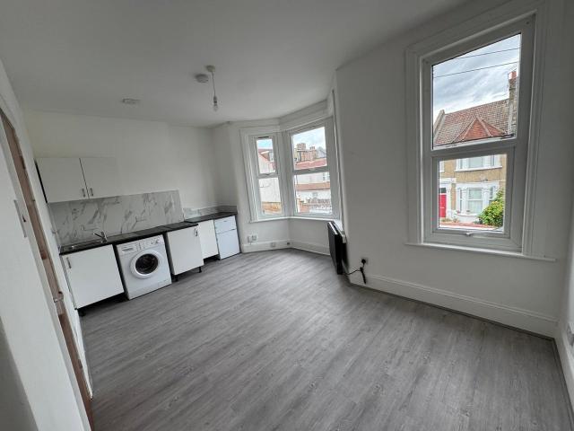Apartment at Cranleigh Road, Greater London