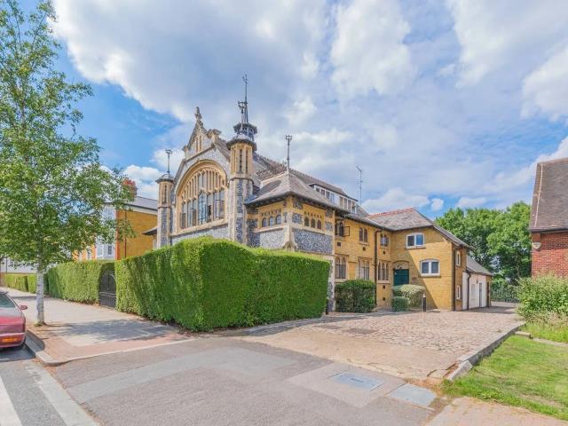 Apartment at Creighton Avenue, Greater London