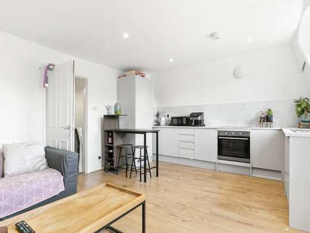 Apartment at Crescent Grove, Greater London