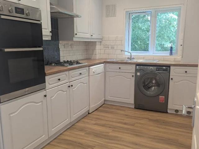 Apartment at Crescent East, Greater London