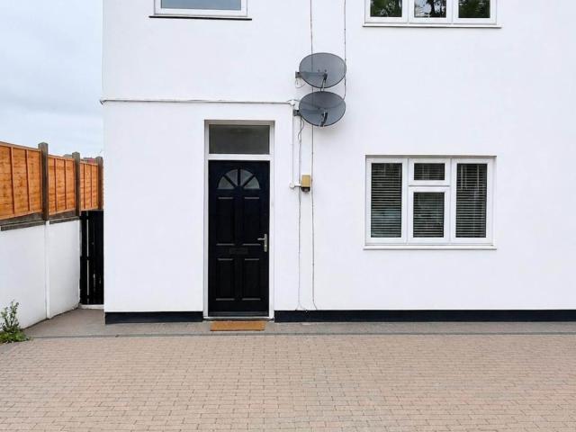 Apartment at Crescent Road, Brentwood