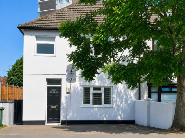 Apartment at Crescent Road, Brentwood