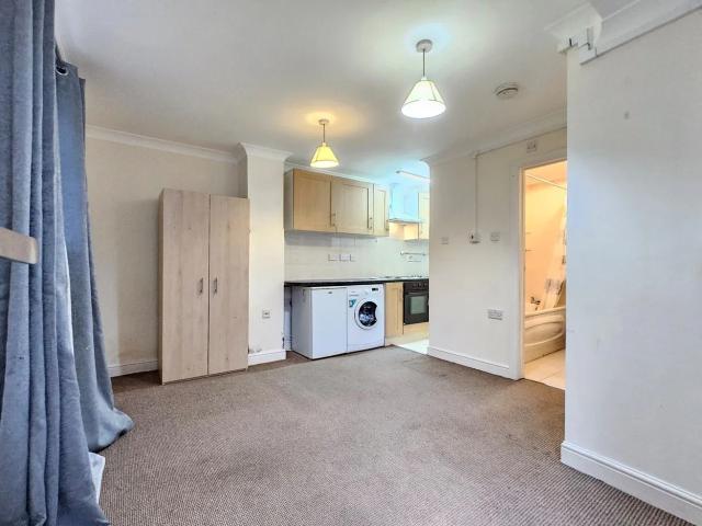 Room at Crescent Road, Greater London