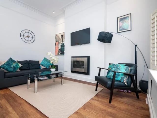 Apartment at Cresswell Gardens, Greater London